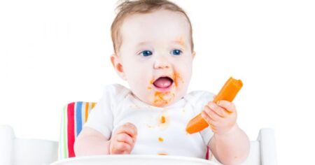 Apprendre à votre enfant à manger seul : les étapes clés