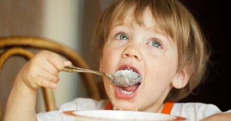 Apprendre à manger seul à petits pas